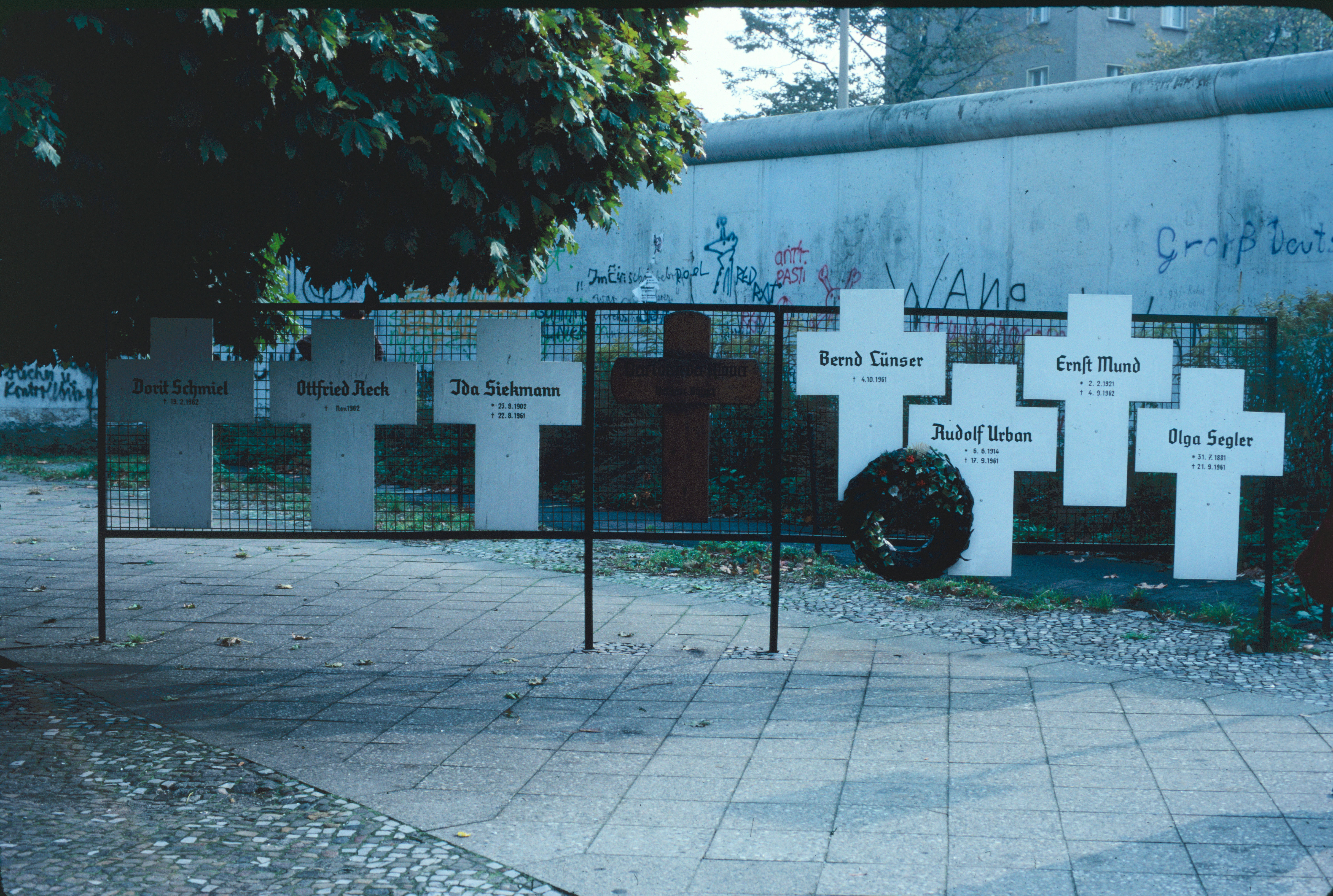 Richard J. Bloomfield: Remembering the Wall | Blumenfeld Family Stories